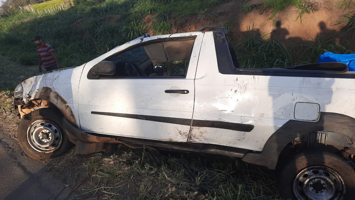 Homem morre em capotamento na PR-092, em Joaquim Távora | Norte e Noroeste | G1