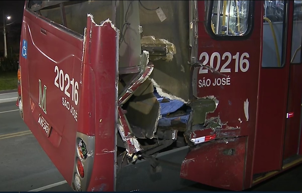 Quatro pessoas ficam feridas em acidente entre ônibus e trem em Pinhais | Paraná | G1