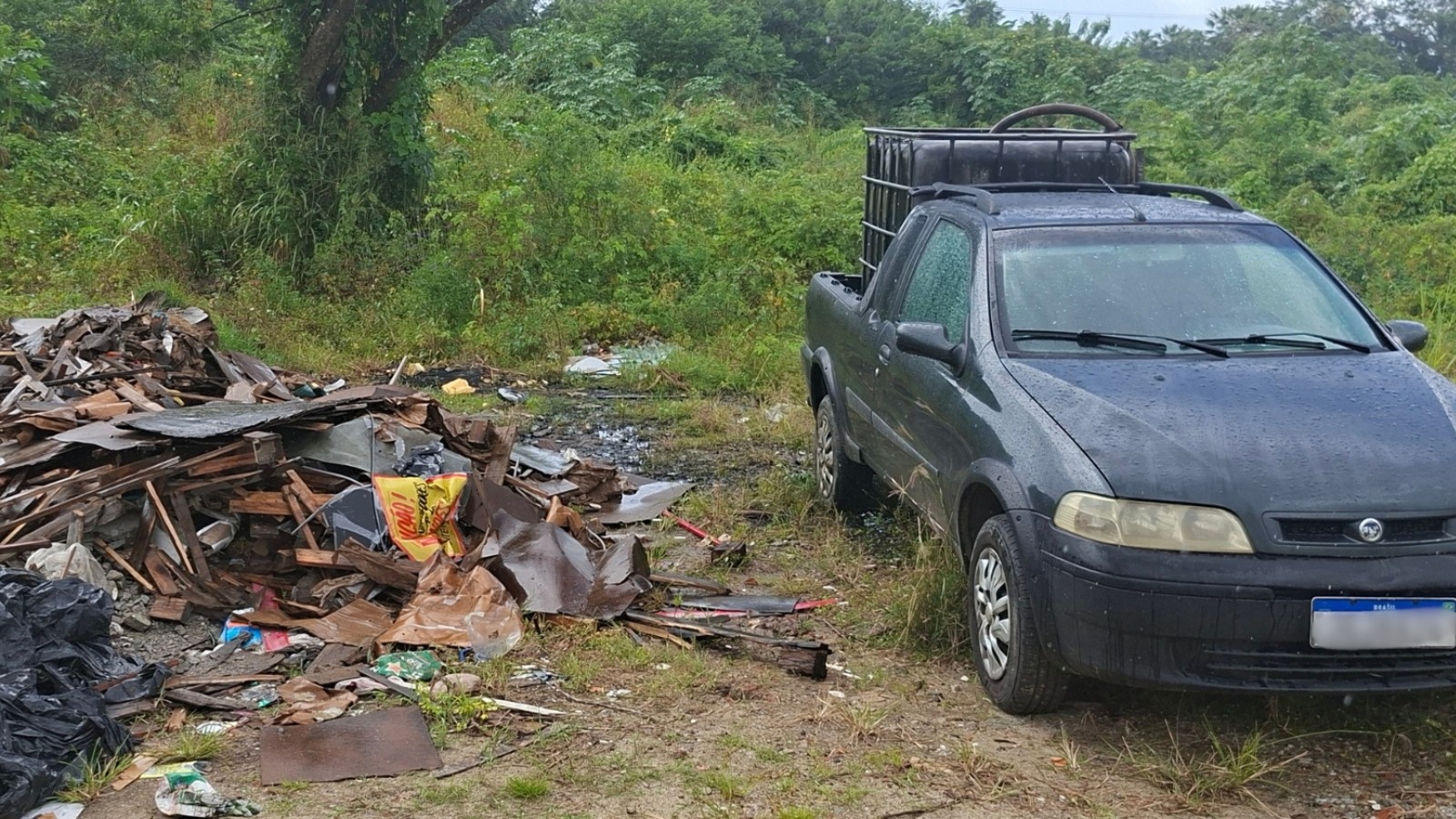 Homem é autuado por descartar óleo às margens do Rio Cocó, no Ceará | G1