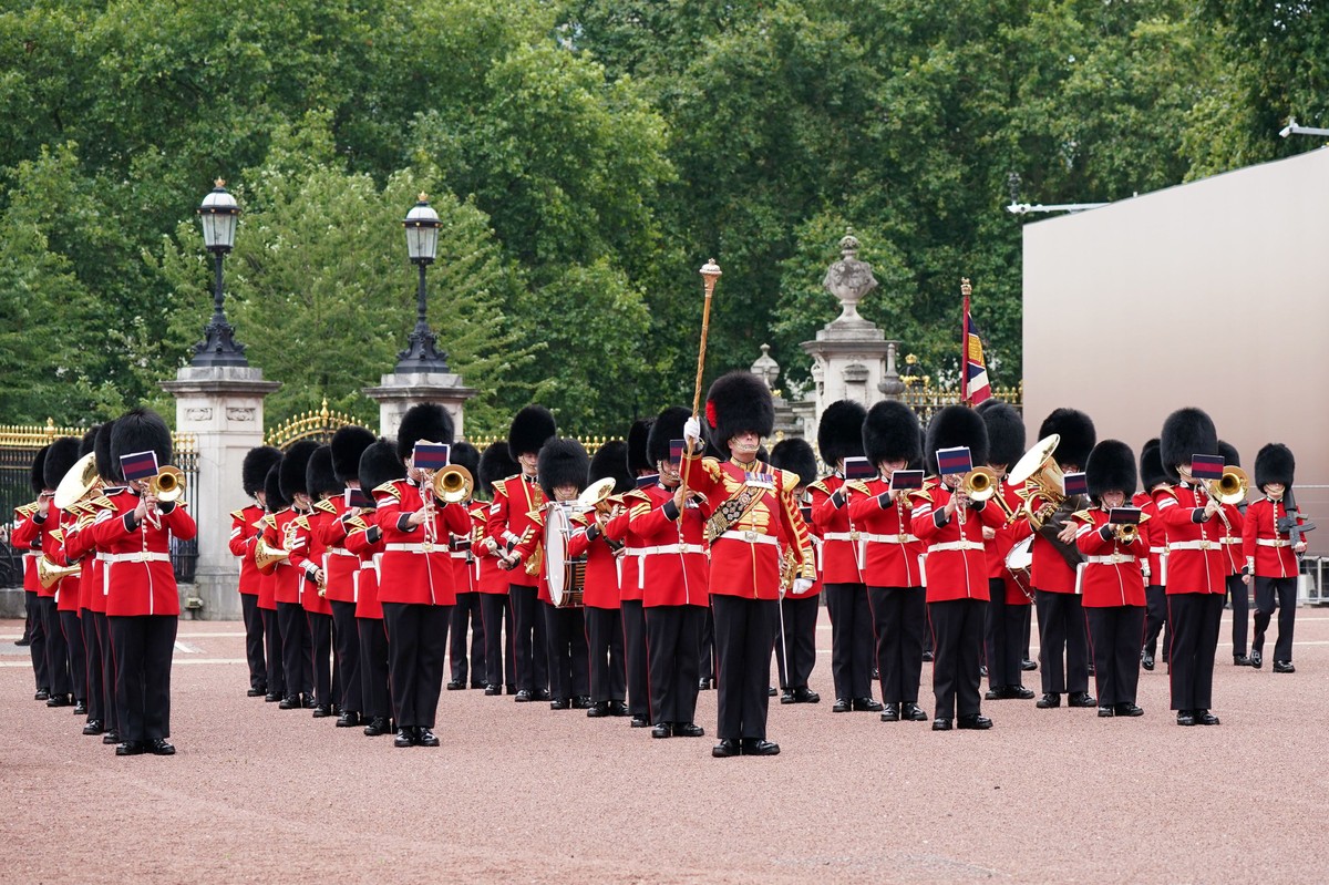 Cerimônia da troca de guarda no Palácio de Buckingham, em Londres, é ...