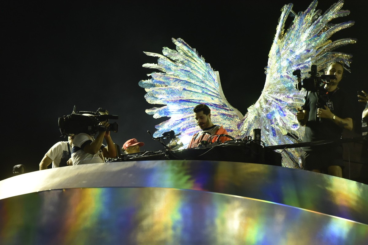 Alok puxa pipoca no carnaval de Salvador com direito a asas imensas em ...