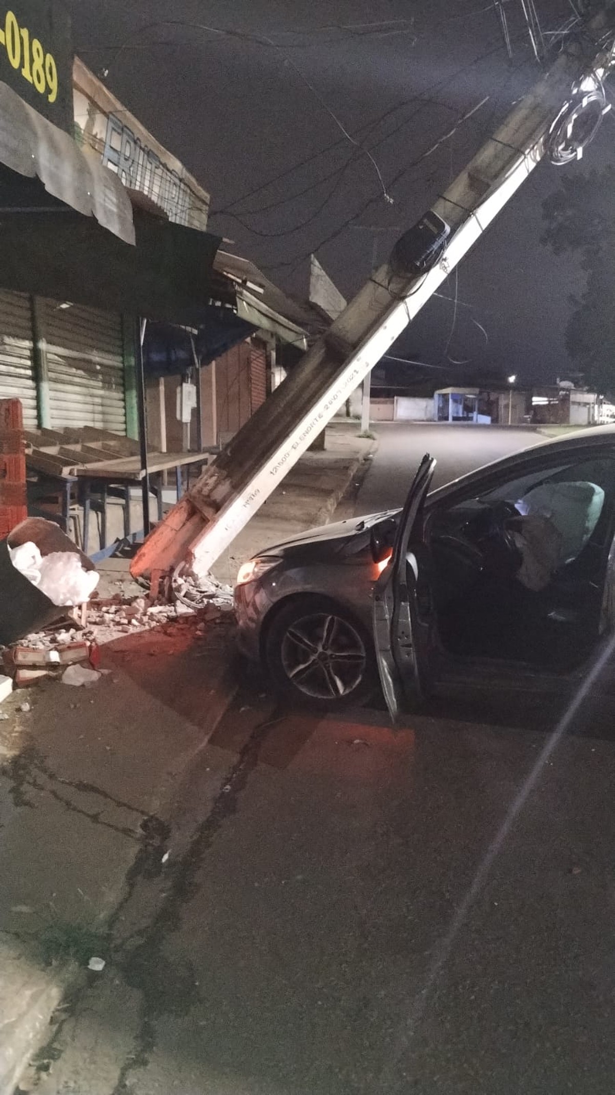 Motorista bate carro em poste, foge e deixa moradores sem energia em Rio Branco | Acre | G1