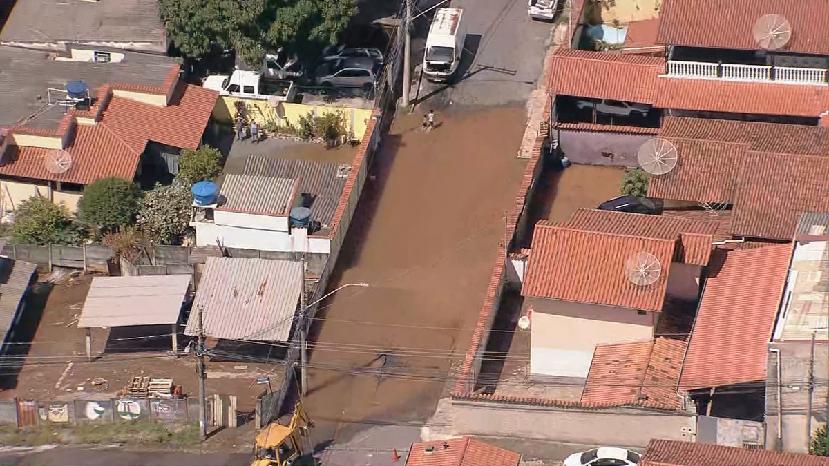 Vazamento de água alaga rua e causa transtorno em Contagem na Grande BH ...