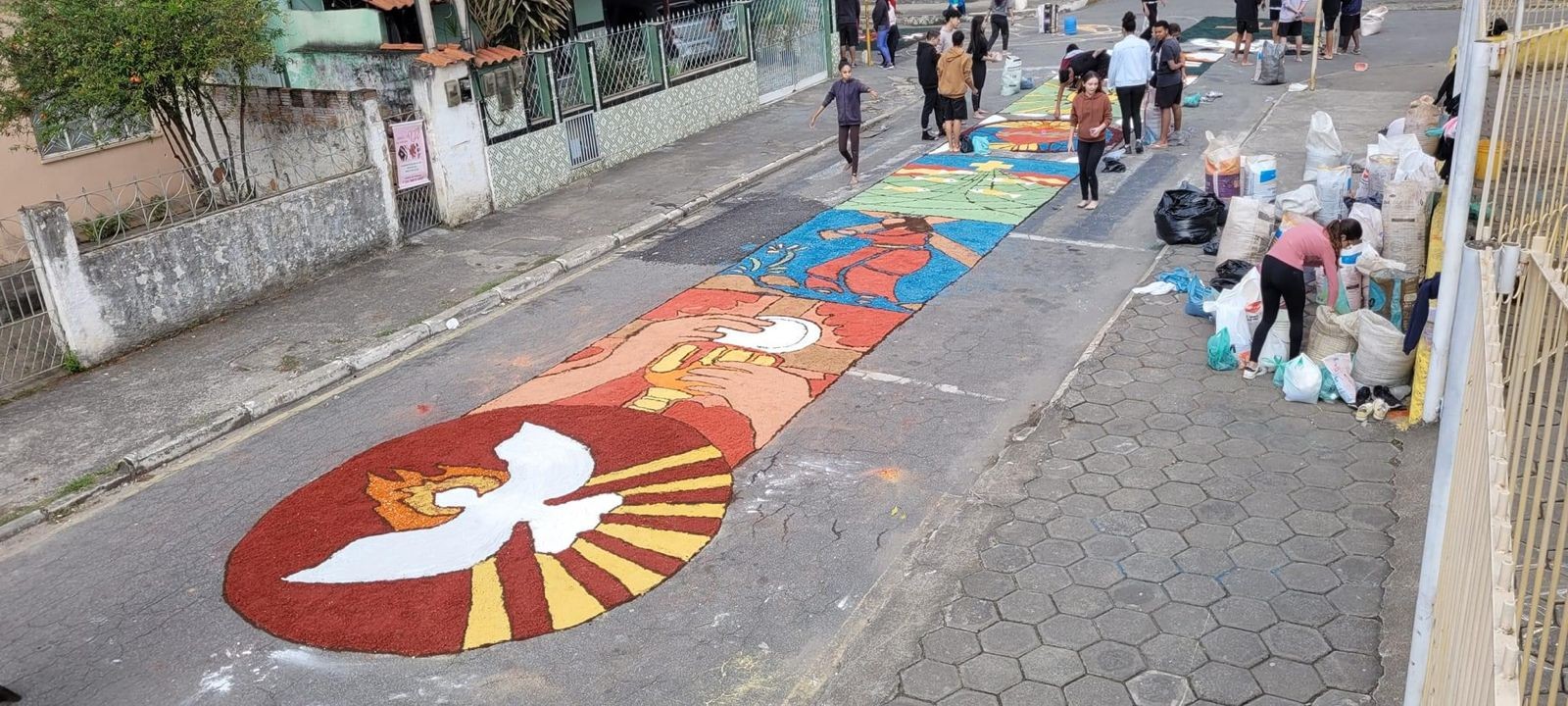 Fiéis montam tradicionais tapetes de Corpus Christi no Sul do Rio e ...