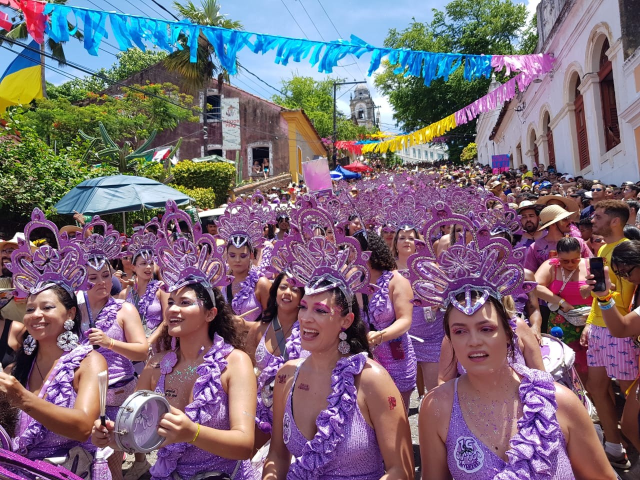 Celebrando 15 anos, Sambadeiras desfila com 200 mulheres na bateria e pinta de lilás as ladeiras ...