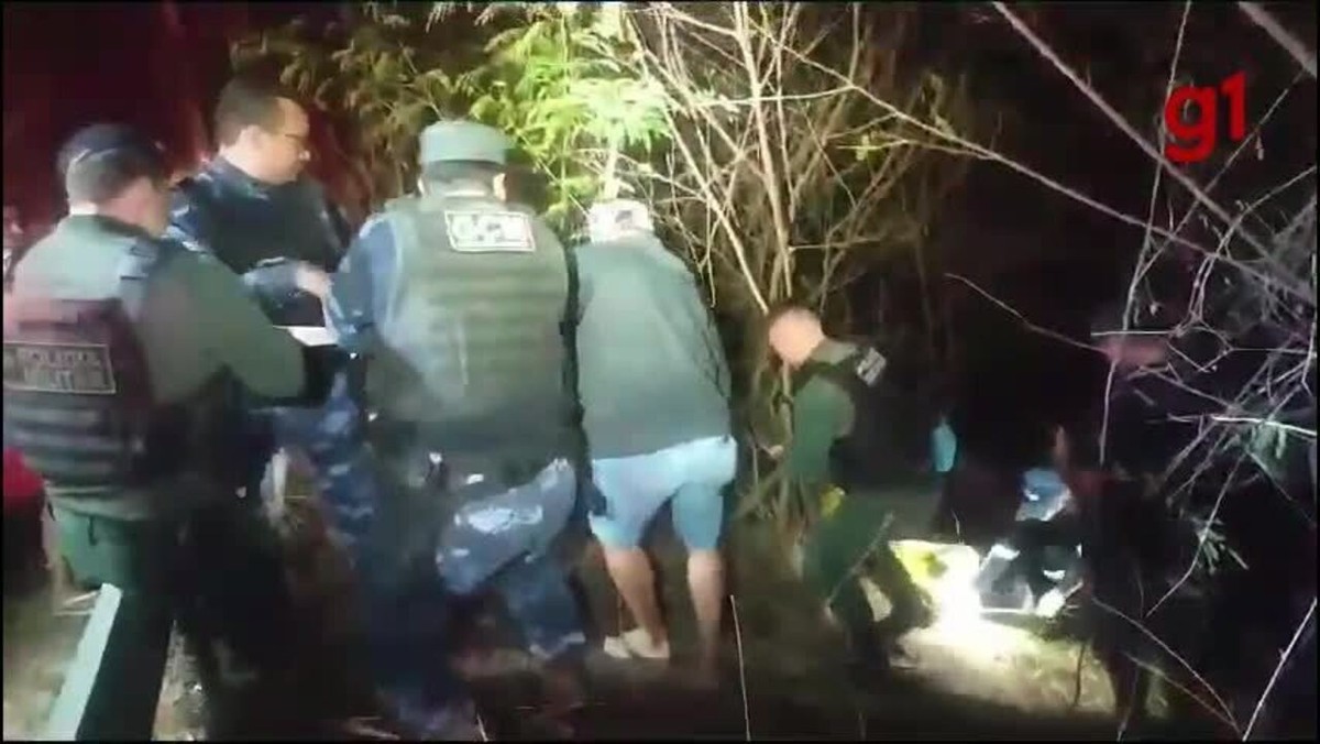 Policiais formam 'corda humana' e resgatam motociclista que caiu em ...