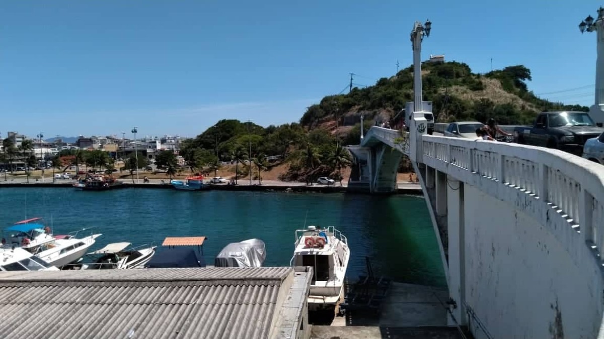 Homem pula de ponte em Cabo Frio, RJ, e bate a cabeça em lancha no ...