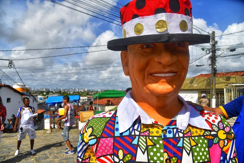Encontro de bonecos gigantes encanta foliões nas ladeiras de Olinda ...