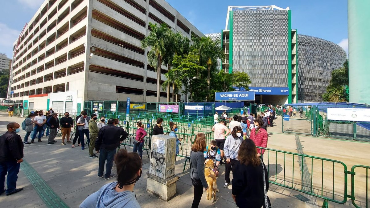 Postos de vacinação da cidade de SP registram longas filas para ...