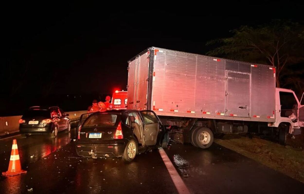 Motorista de carro morre após colidir contra caminhão na SP-255