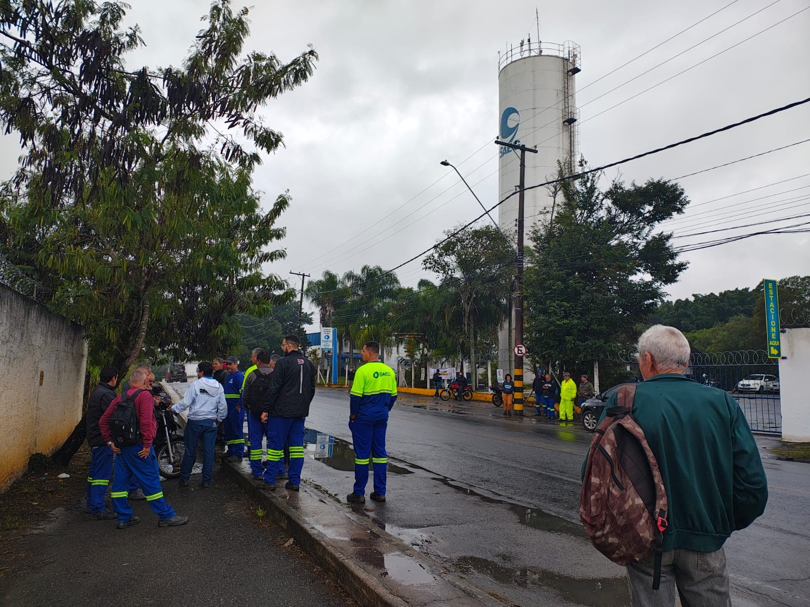 Funcionários da Saeg de Guaratinguetá entram | G1