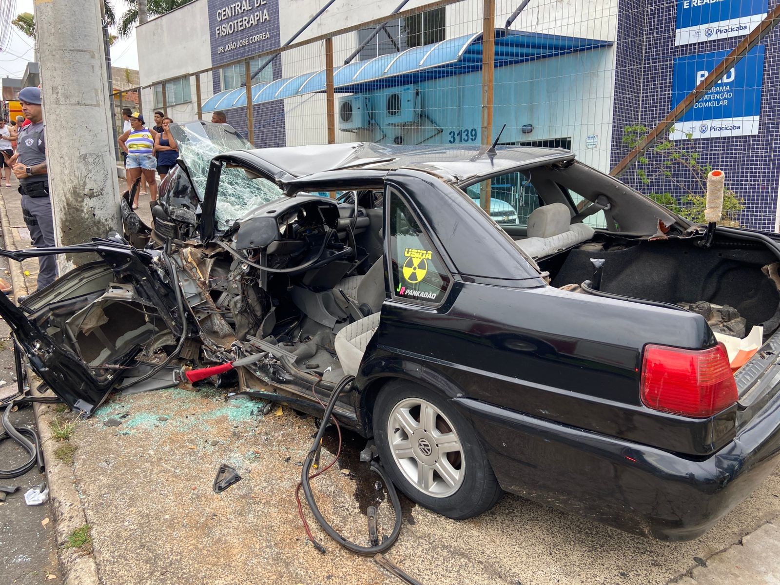 Carro bate em poste e acidente deixa feridos em Piracicaba | Piracicaba e Região | G1