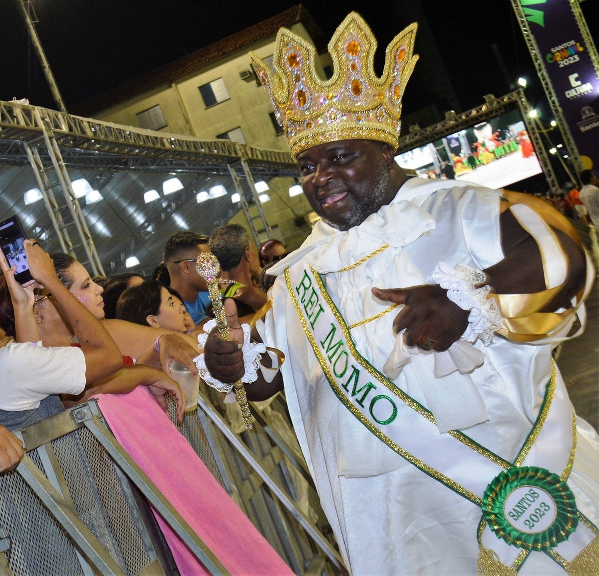 Rei Momo tem coroa, o cetro e as faixas furtadas da própria casa no ...