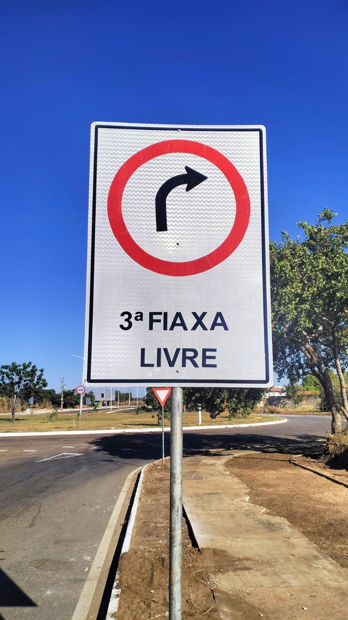 Placa de trânsito com erro ortográfico chama a atenção de motoristas ...