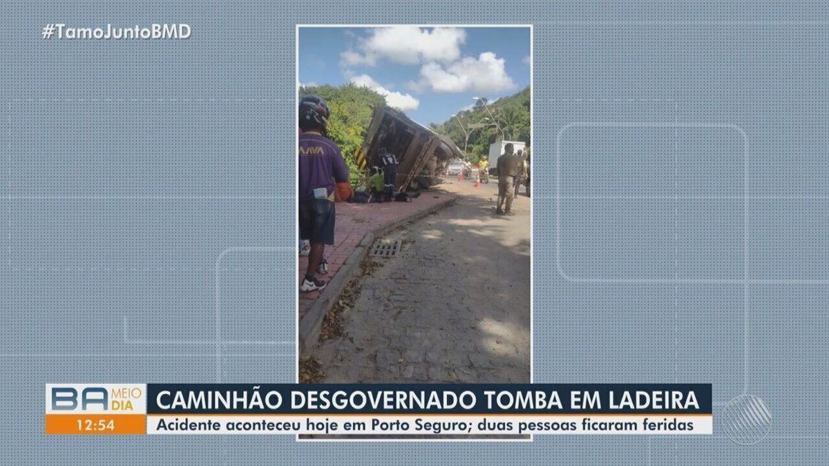 Garis ficam feridos após caminhão de lixo descer ladeira desgovernado e tombar na Bahia | Bahia | G1