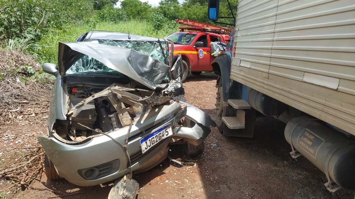 Motorista fica preso às ferragens após acidente entre dois carros e um caminhão na BR-365, em ...