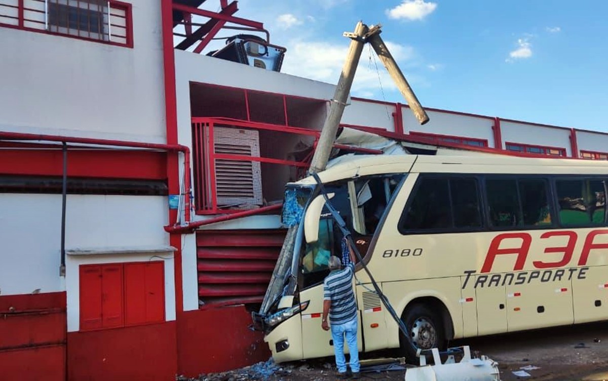 Ônibus desce rua desgovernado e bate contra supermercado em Extrema; mecânico e motorista ficam ...