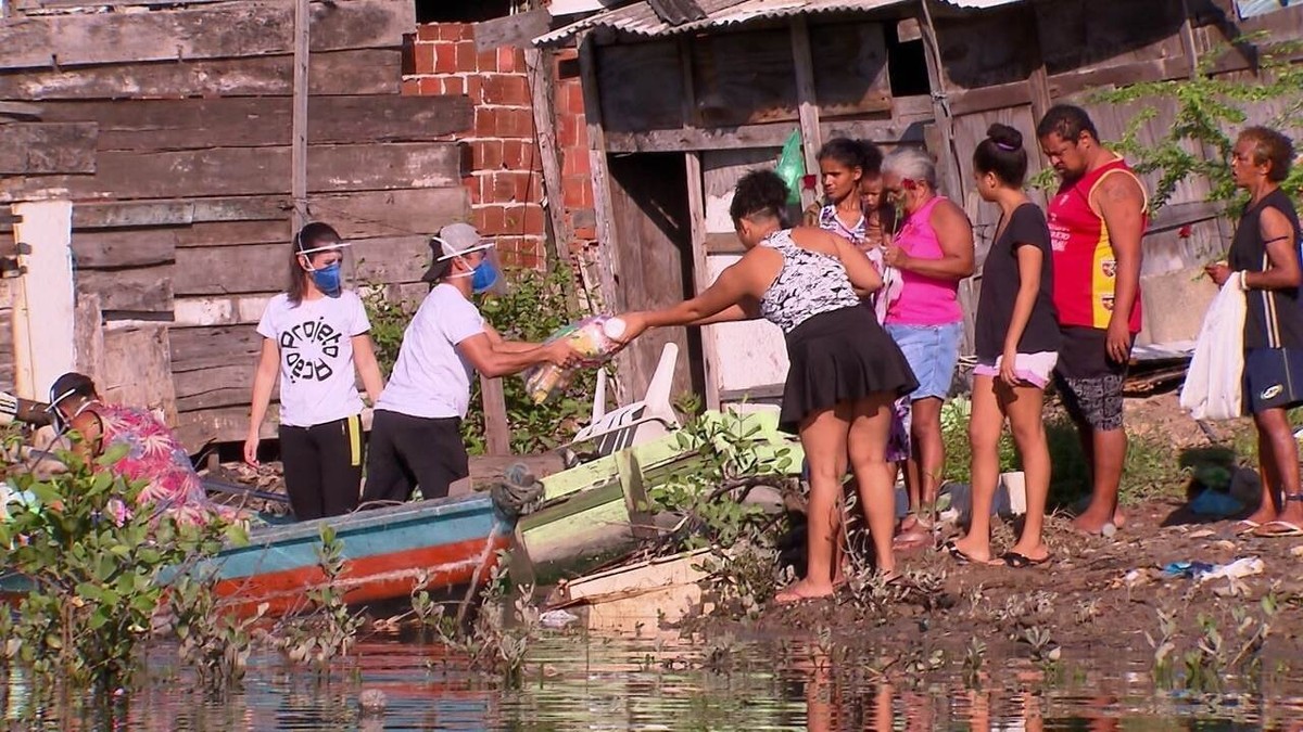 Mulheres que vivem em comunidades ribeirinhas do Recife ganham comida ...