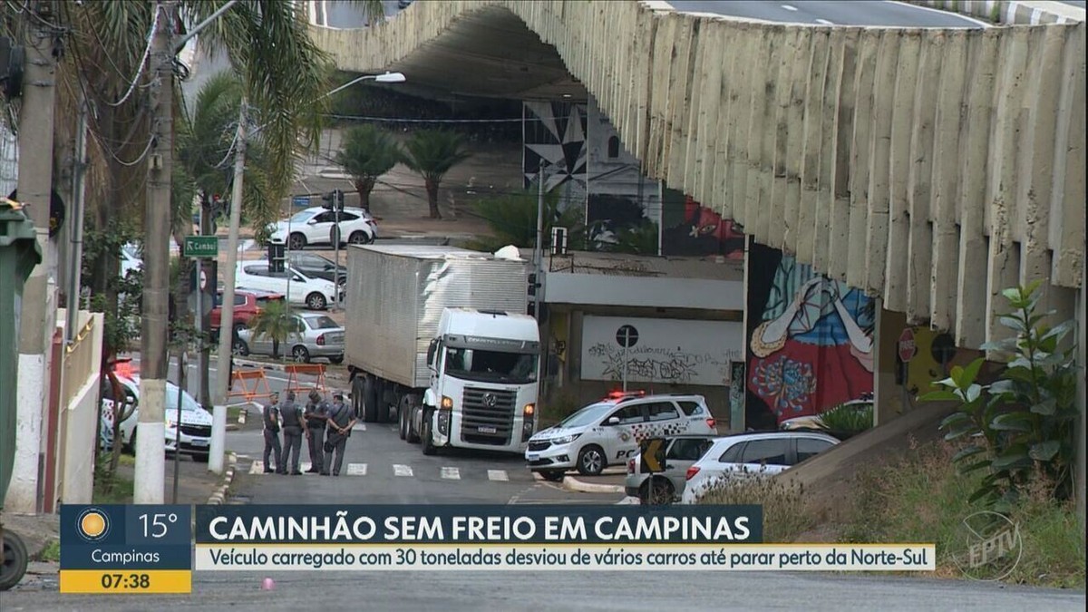 Caminhão perde freios, atravessa Avenida Norte-Sul, desvia de ao menos 10 carros e para sem ...