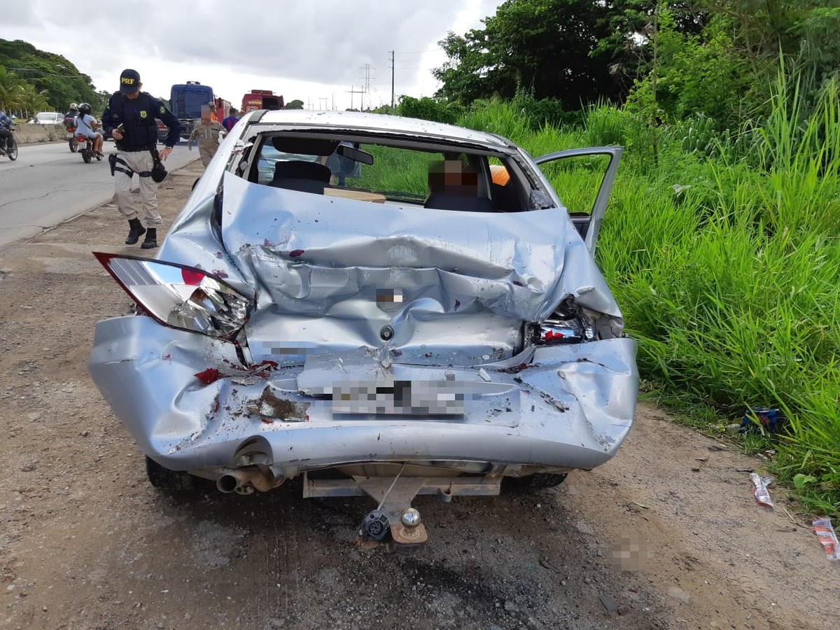 Duas pessoas ficam feridas em engavetamento envolvendo cinco veículos na BR-232 | Pernambuco | G1
