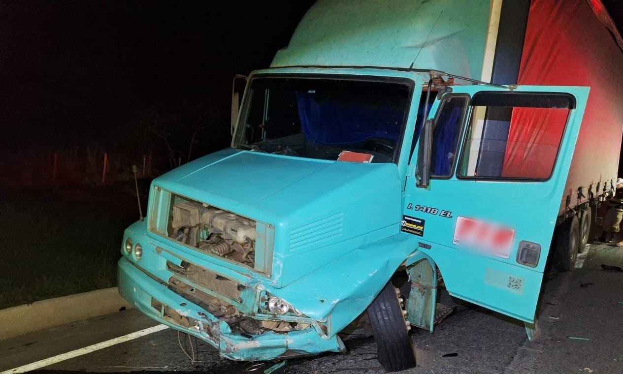 Motorista morre e carro fica destruído ao bater de frente com caminhão na MG-050 | Centro-Oeste | G1