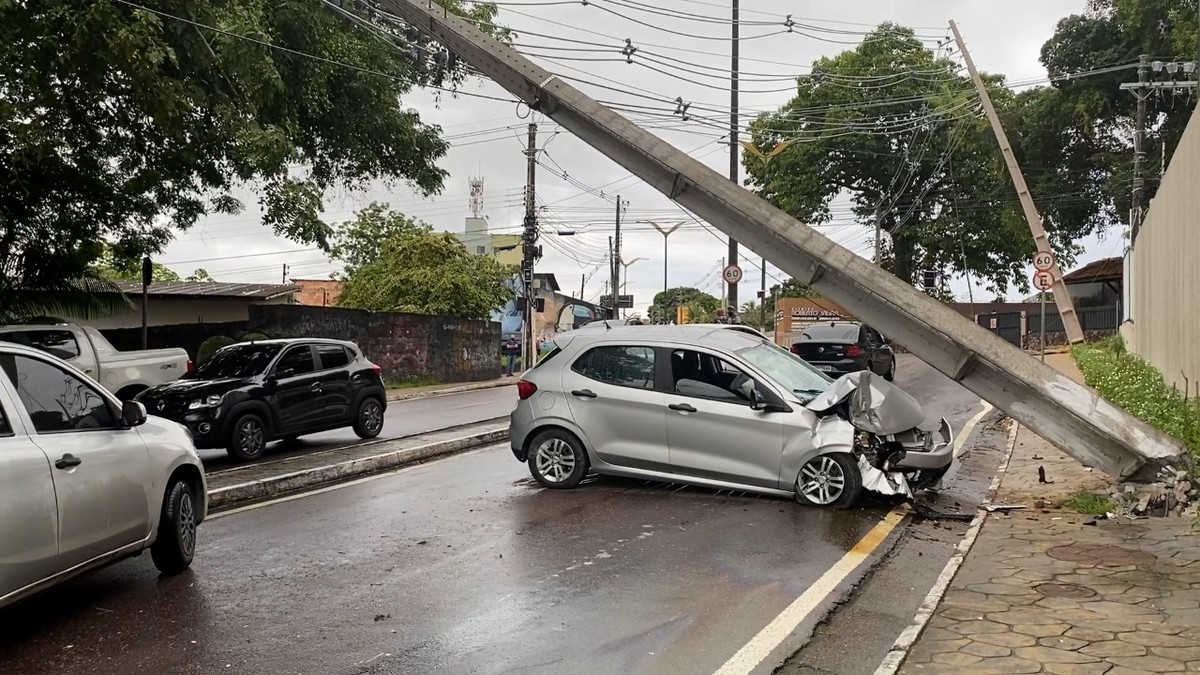 Carro bate em poste e interdita avenida em Manaus | Amazonas | G1