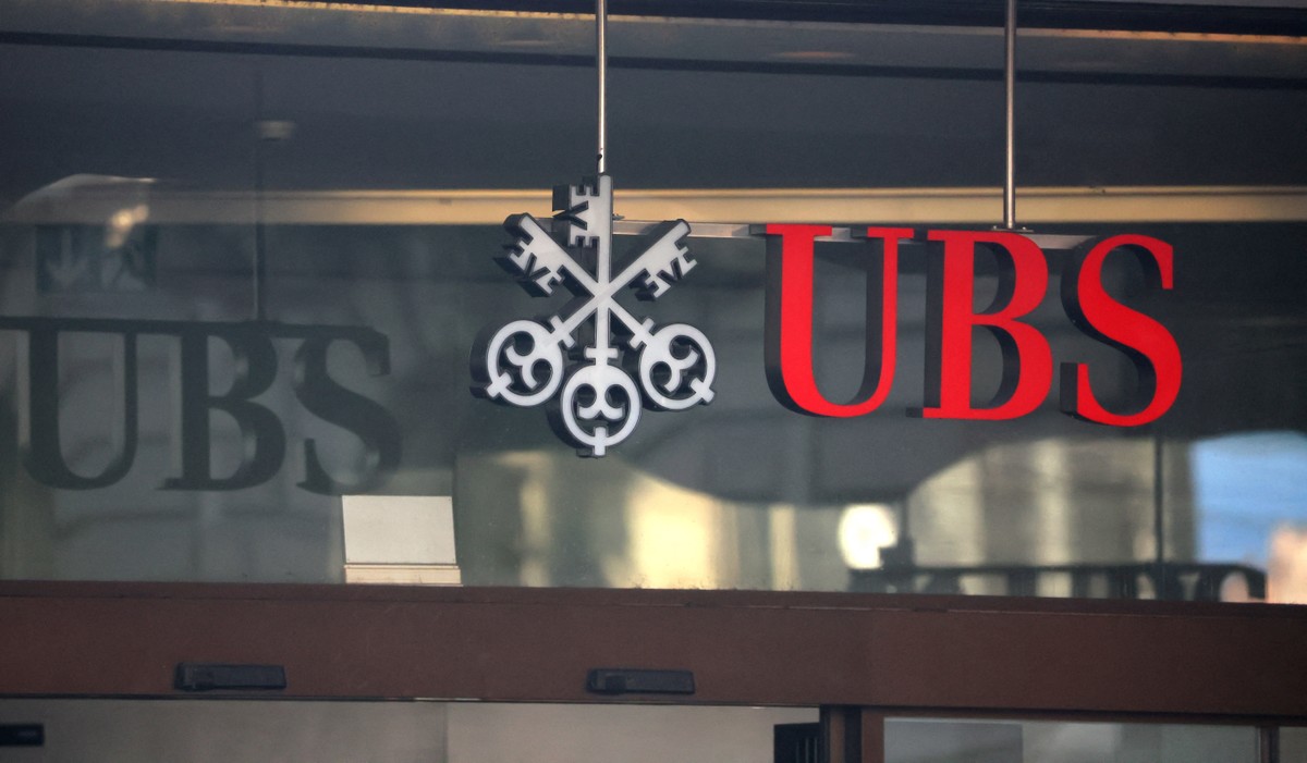 Agência rebaixa nota de risco do UBS após anúncio de compra do Credit ...