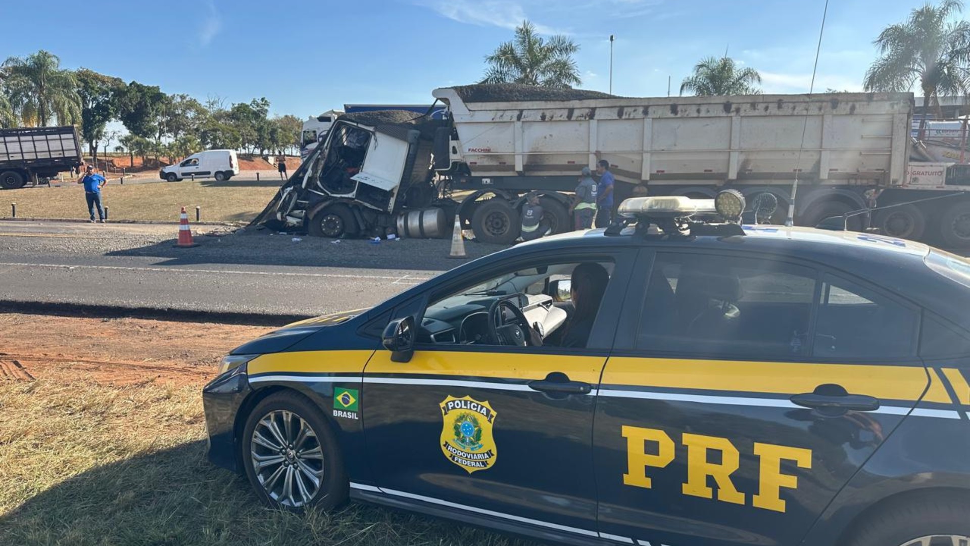 Acidente entre duas carretas e um carro deixa uma pessoa ferida na BR-153 em Onda Verde