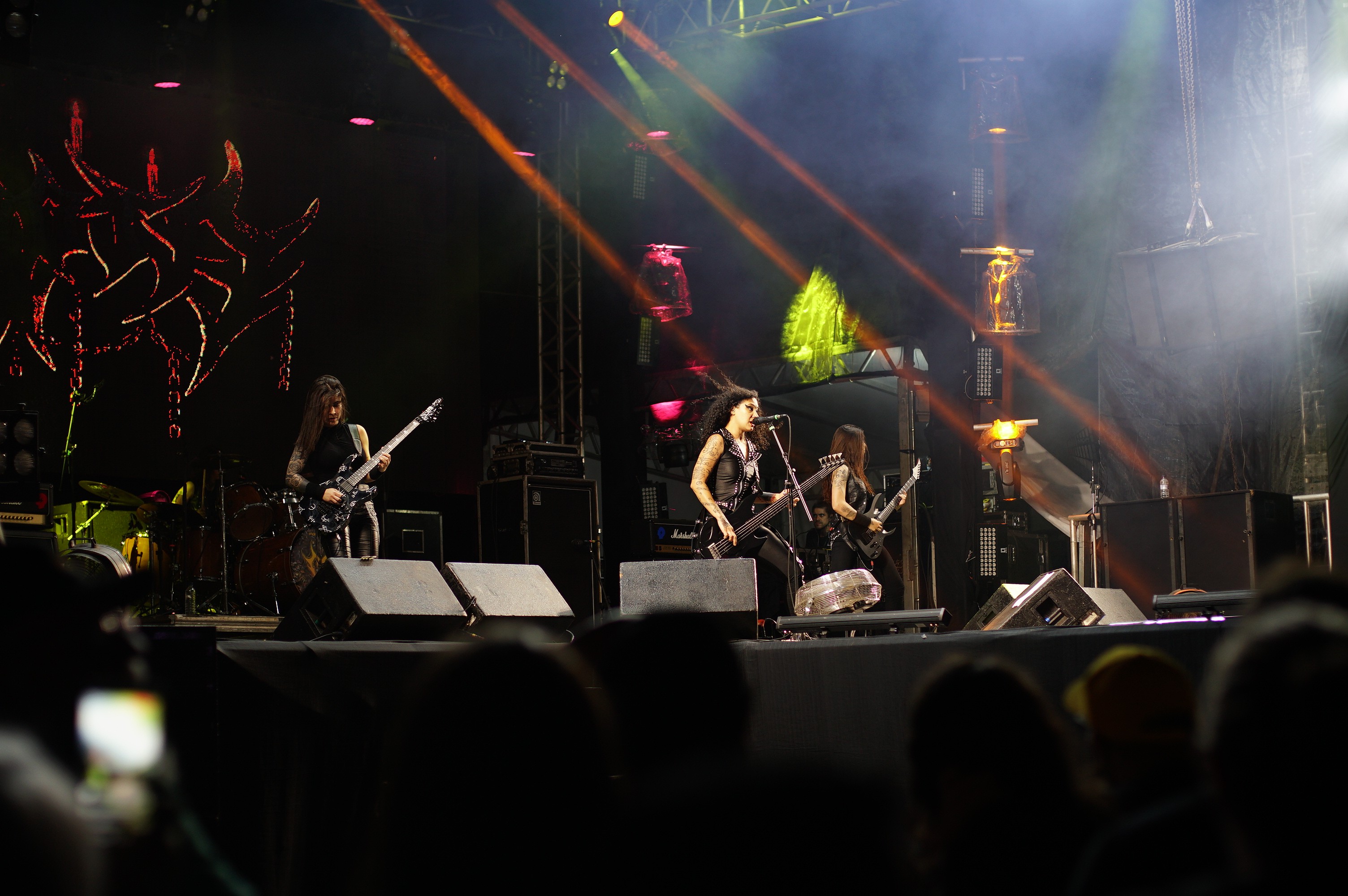 Crypta: quem é a banda brasileira que colocou o death metal feminino ...