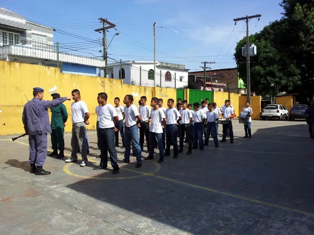 Governador Do Am Assina Decreto Que Mantém Escolas Cívico Militares Na