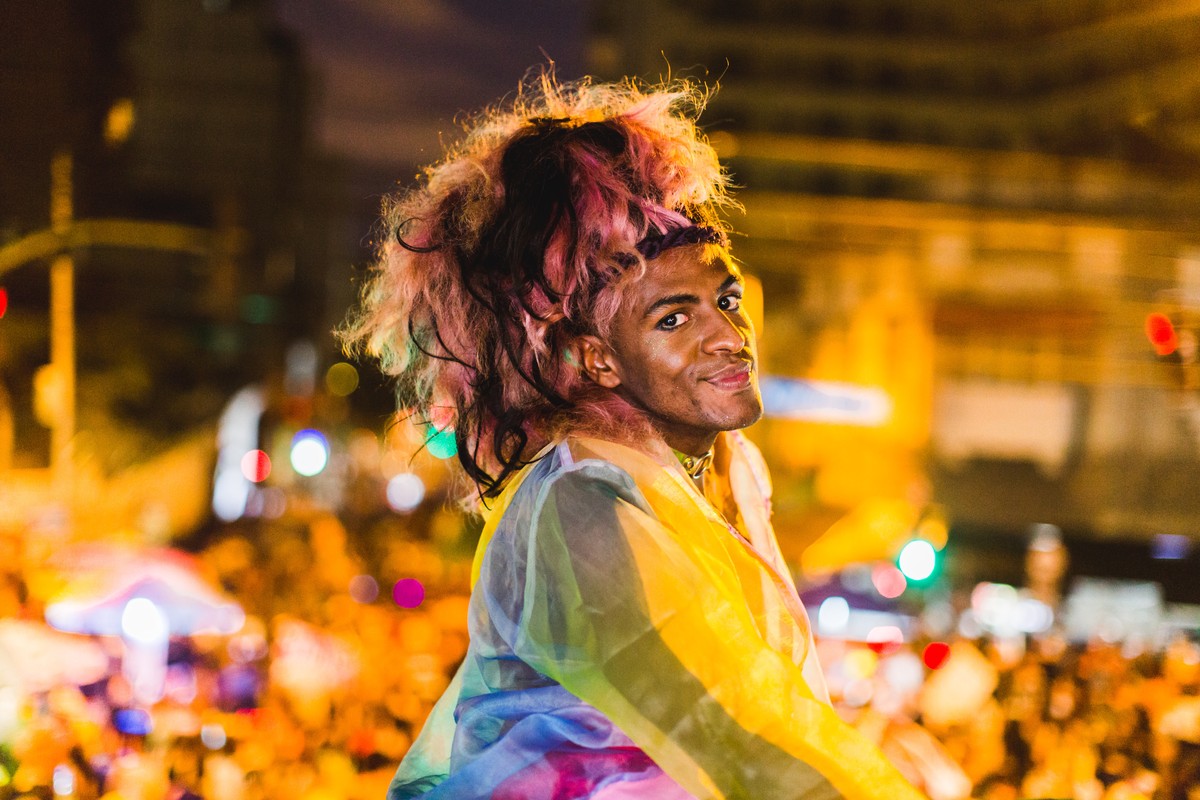 Rapper fala sobre aceitação, gênero e relacionamentos em show gratuito ...