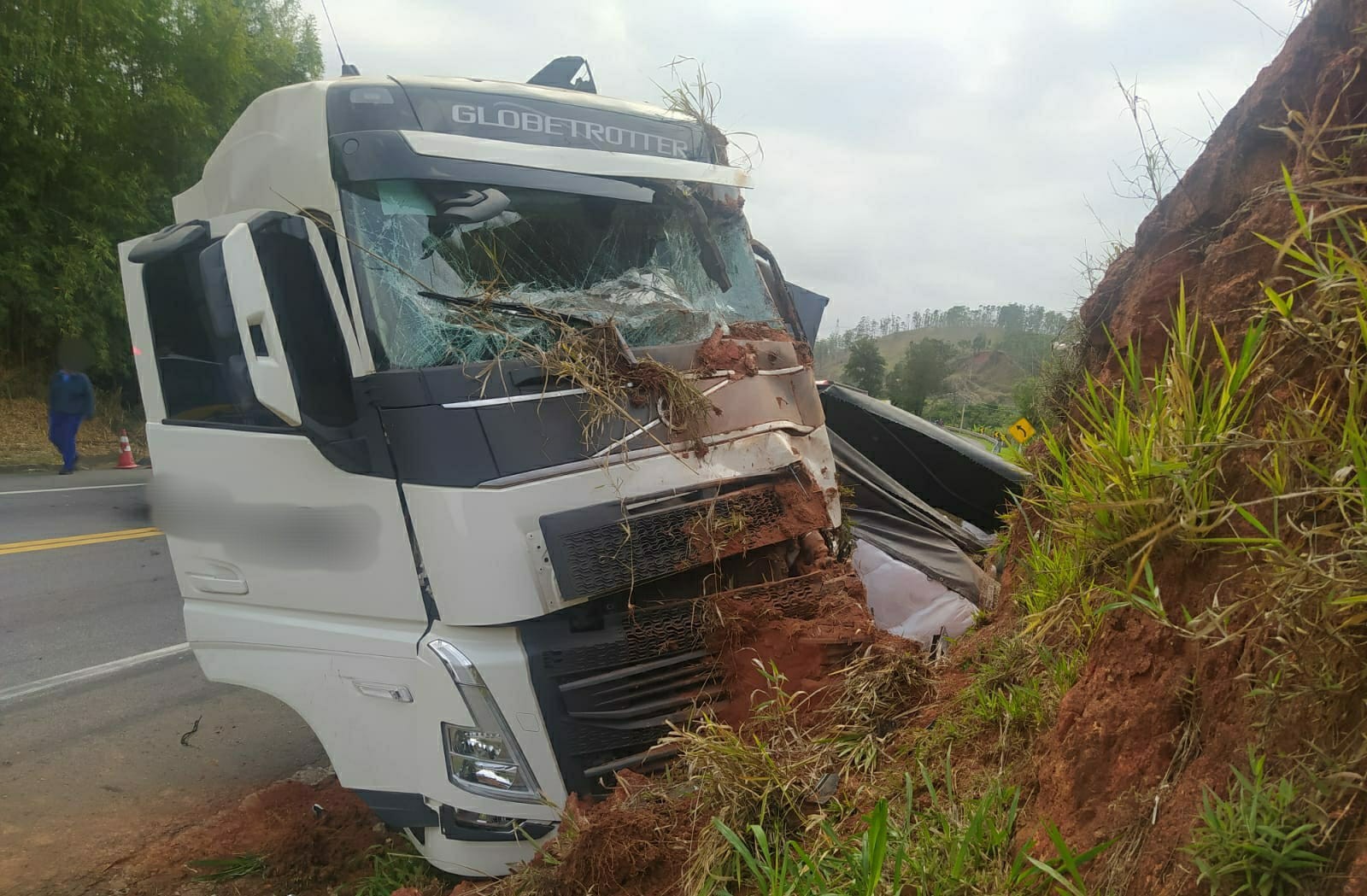 Motorista perde controle e bate carreta em barranco na BR-393, em Barra do Piraí | Sul do Rio e ...