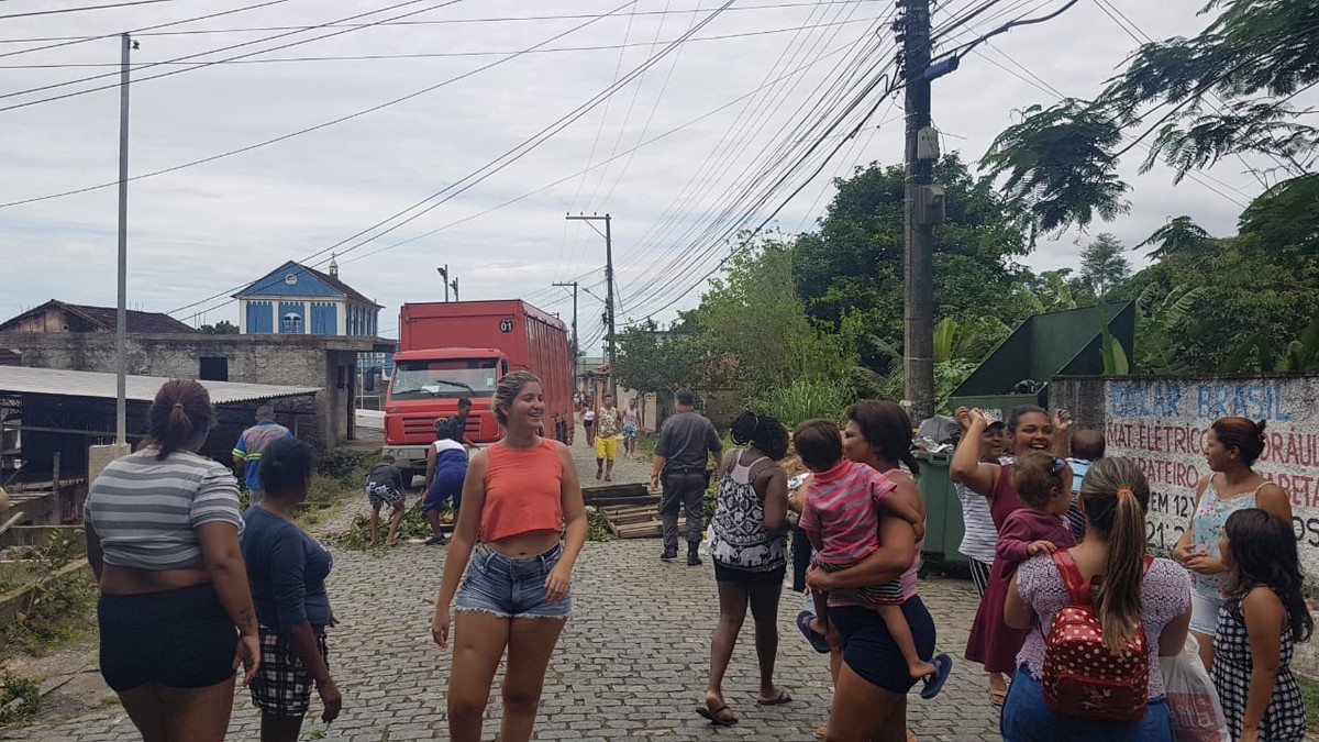 Moradores fecham RJ-107 e cobram melhorias na via e promessa de creche em Petrópolis | Região ...