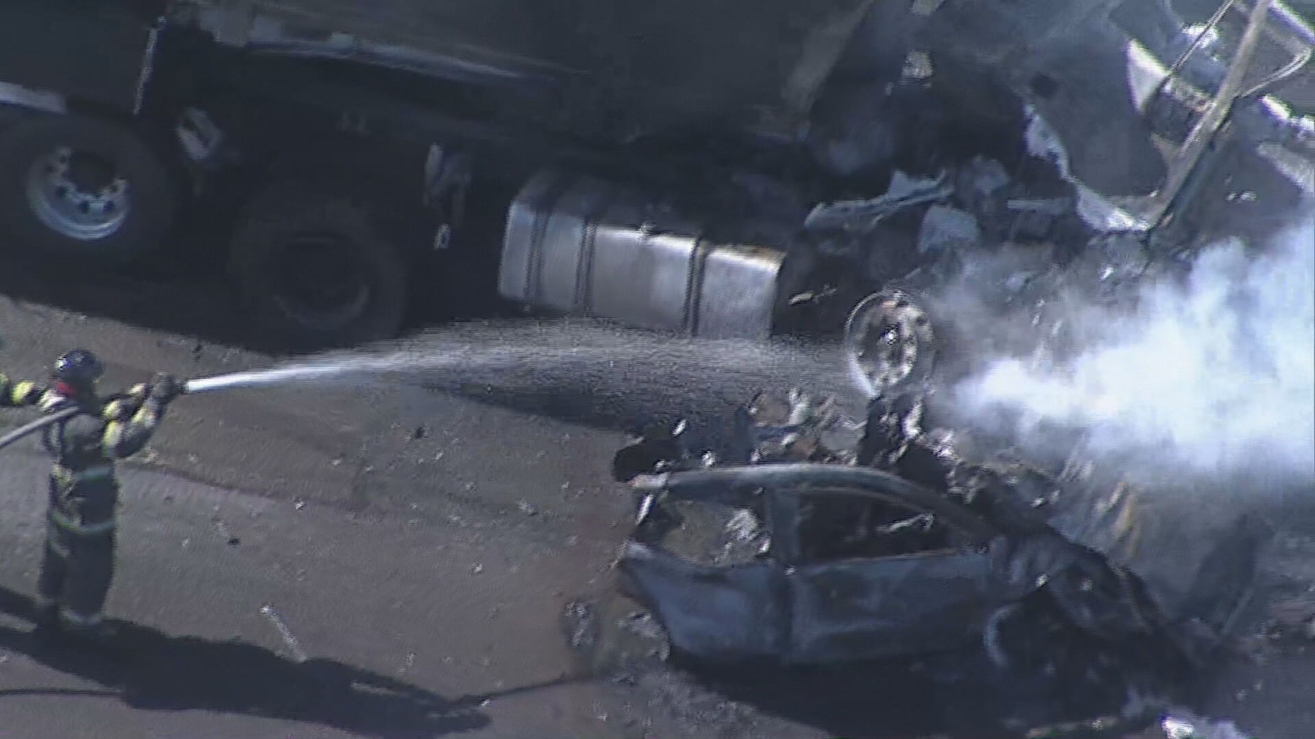 Carro e carreta pegam fogo após batida e duas pessoas morrem em trecho do Rodoanel na Grande SP ...