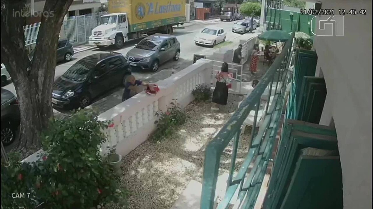 Homem Pula Muro De Restaurante E Tenta Assaltar Clientes Em Fortaleza