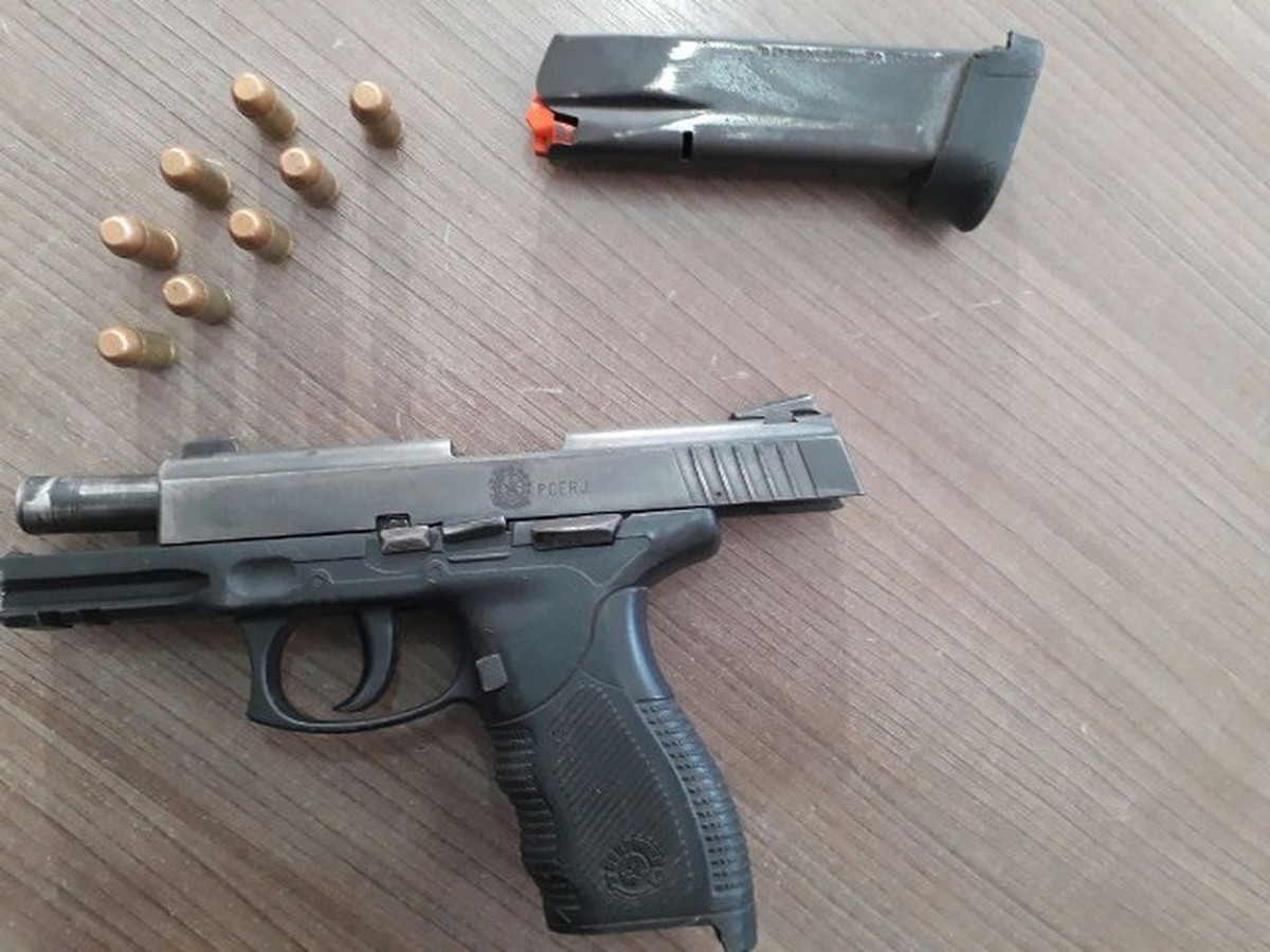 PM persegue homens e recupera arma da polícia do Rio de Janeiro em ...