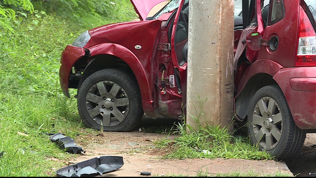 Carro bate em poste e deixa feridos na Região Noroeste de Belo Horizonte | Minas Gerais | G1