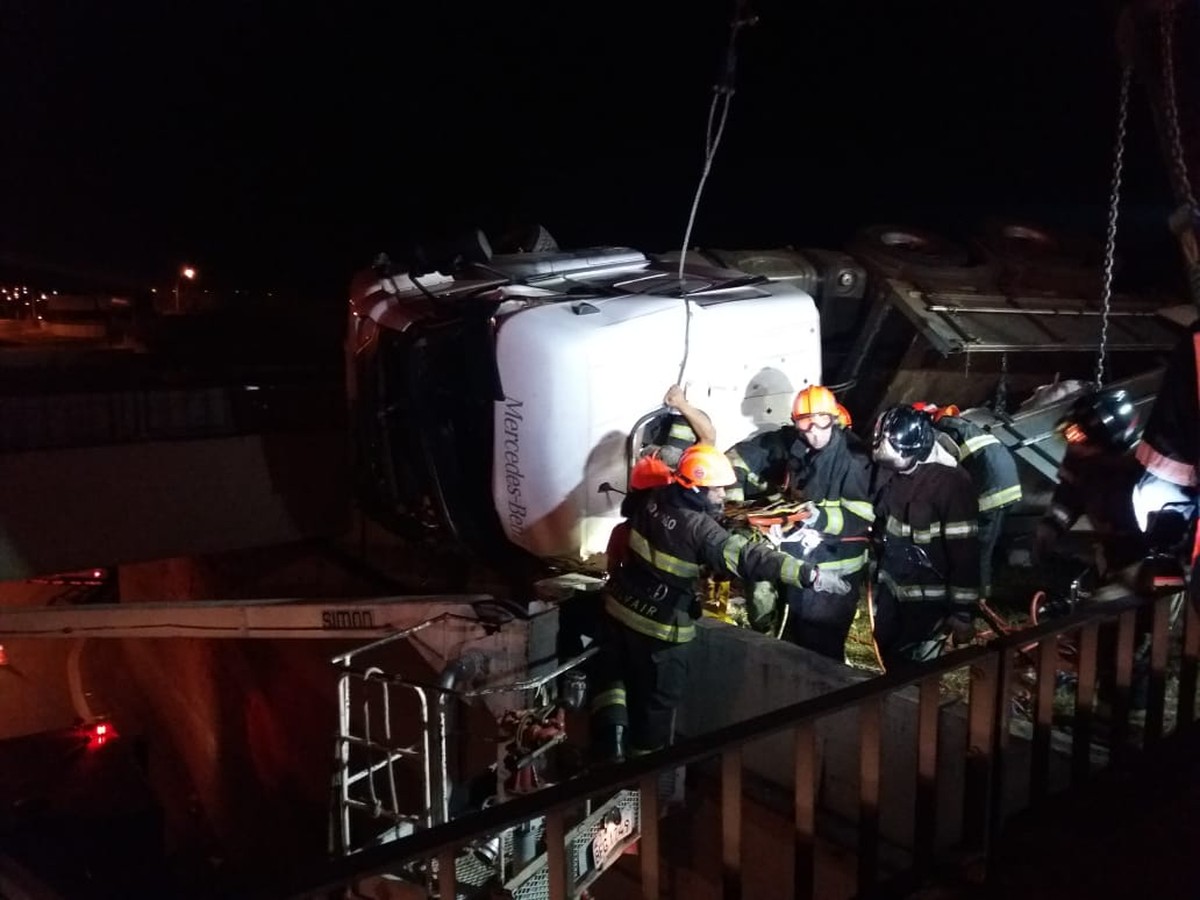 Três pessoas morrem e uma fica ferida em acidente na rodovia Anhanguera em Pirassununga | São ...
