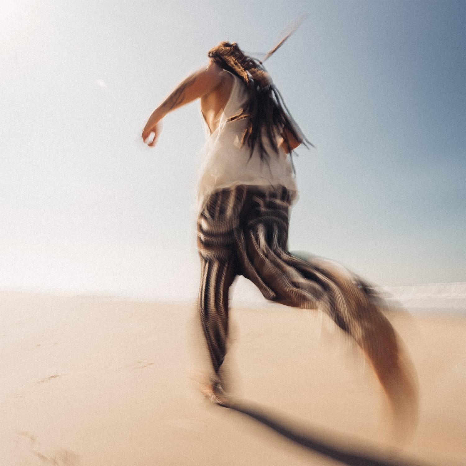 Gabriel Elias ancora na mesma praia em ‘Tropical’, álbum anunciado pelo ...