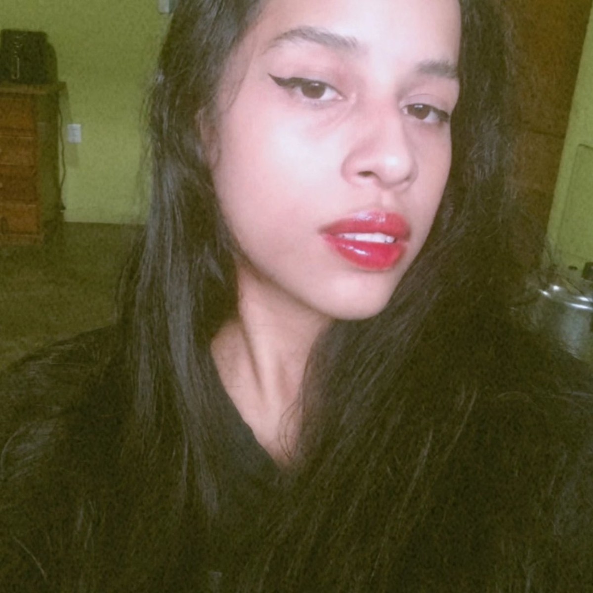 Jovem de 20 anos é morta a facadas pelo ex ao ser retirada a força de ...