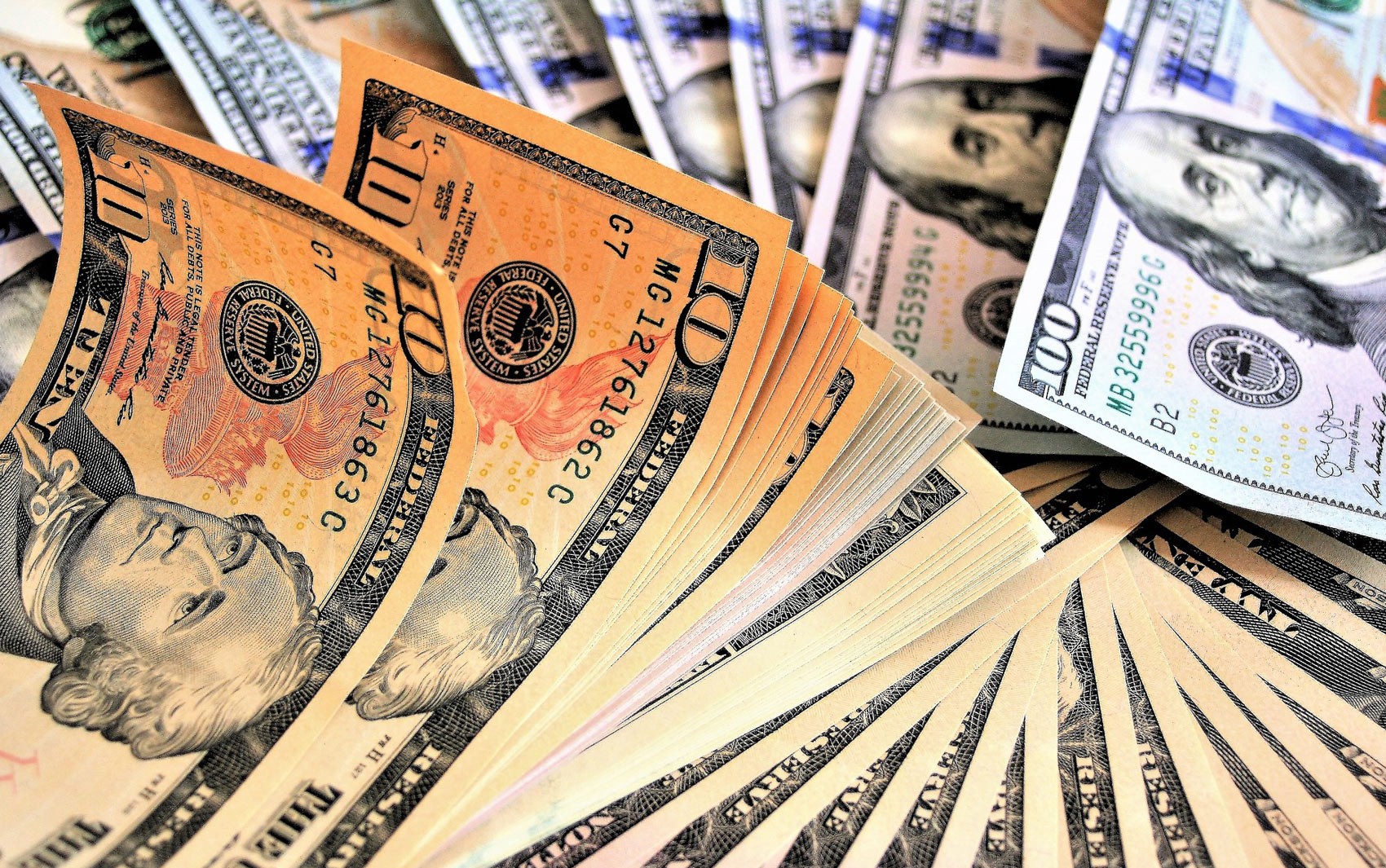 Dólar fecha em queda, com juros dos EUA no radar | G1