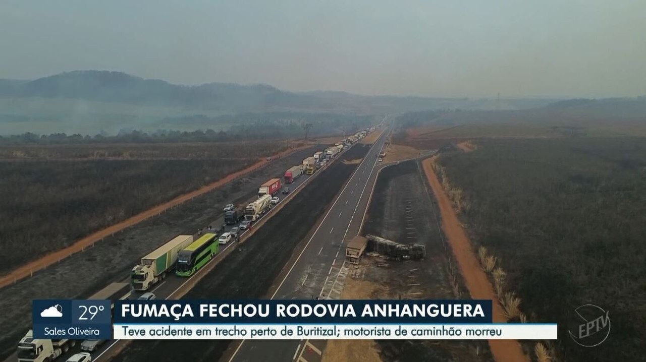 Caminhões batem, um tomba e pega fogo, e motorista morre na Rodovia Anhanguera em Ituverava
