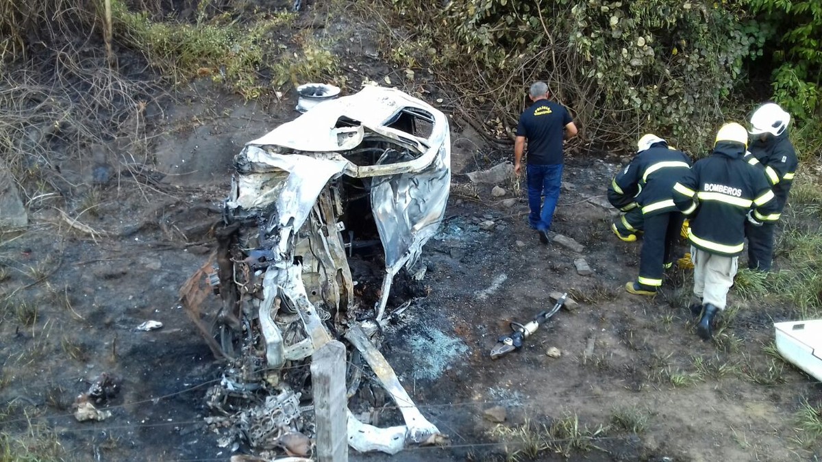 Motorista morre carbonizado após carro sair de pista, bater em pedra e pegar fogo | Tocantins | G1