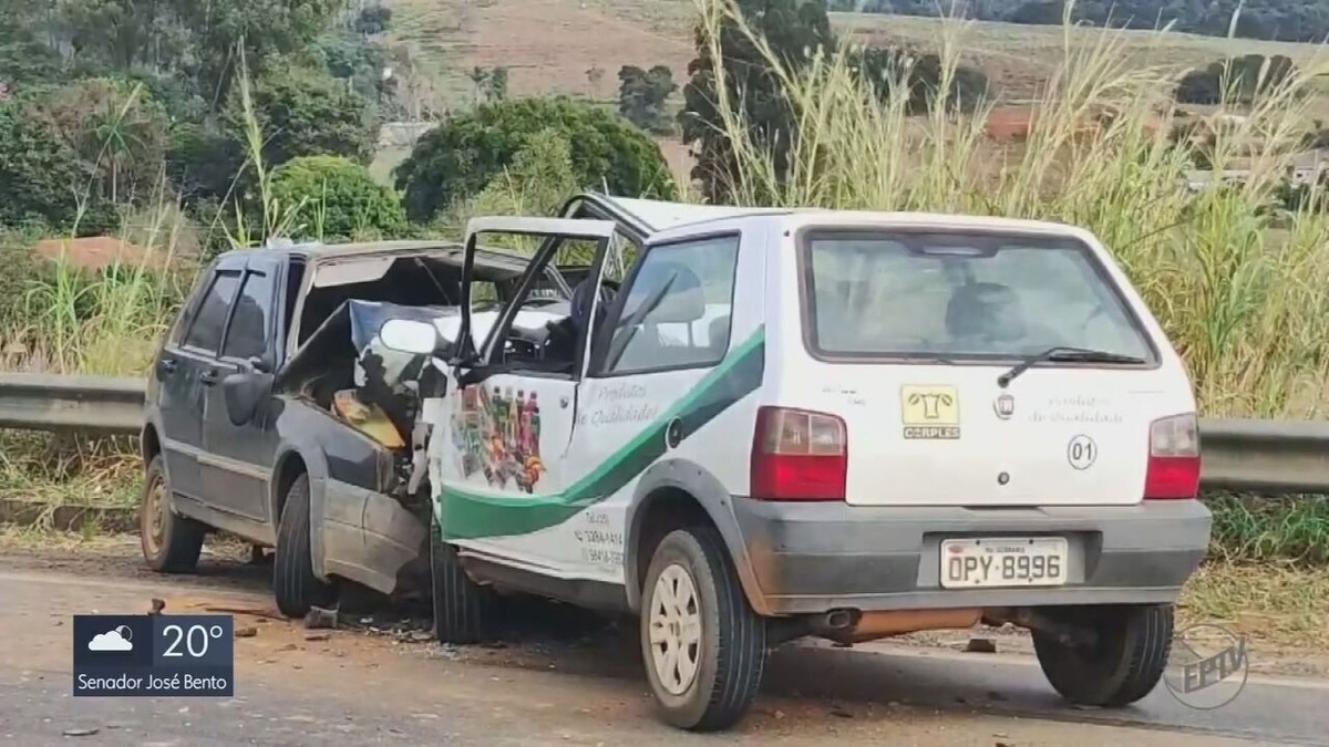 Batida de frente entre dois carros mata passageiro na MGC-267, em Campestre, MG | Sul de Minas | G1