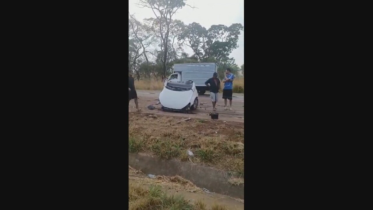 Acidente deixa carro partido ao meio e pessoas feridas na BR-060, em ...