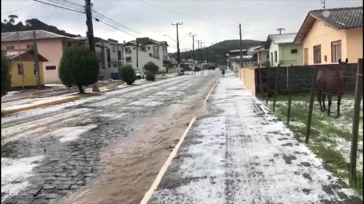Turista do RJ se surpreende com granizo na Serra de SC: 'Muito gelo ...