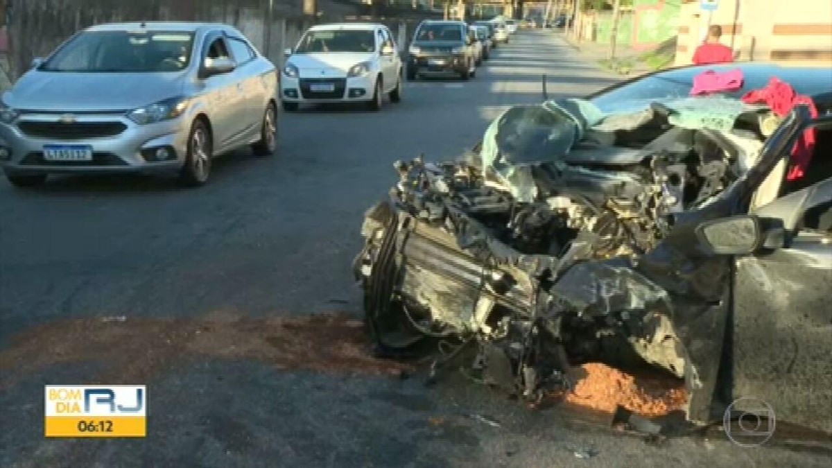 Acidente de carro deixa um morto e três feridos em Quintino, Zona Norte ...