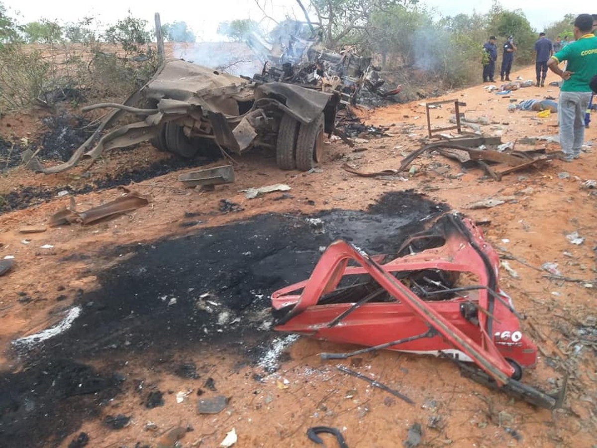 Três pessoas morrem após caminhão explodir no oeste da Bahia; FOTOS ...