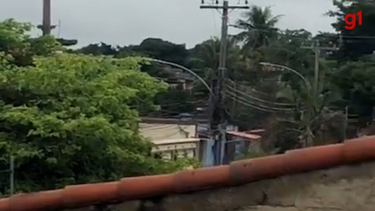 Homem morre após carro ser crivado de tiros em Santa Cruz | Rio de ...