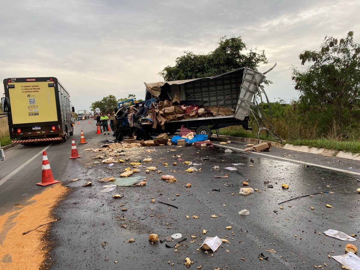 Homem morre e dois ficam feridos em acidente entre caminhão e carreta na BR-135 | Grande Minas | G1